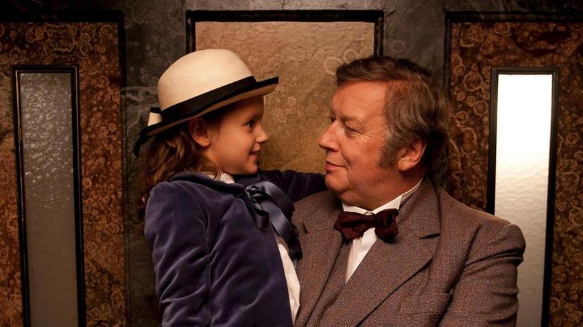 HOTEL ADLON • TV series REVIEW [EN,NL] • Peek-A-Boo Magazine